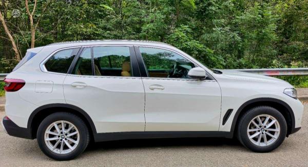White BMW X5 2023 in Riga, with an engine capacity of 2.99 L and mileage of 50 thousand km for 52000 €, photo 6 on AUTOMOTO.COM.LV