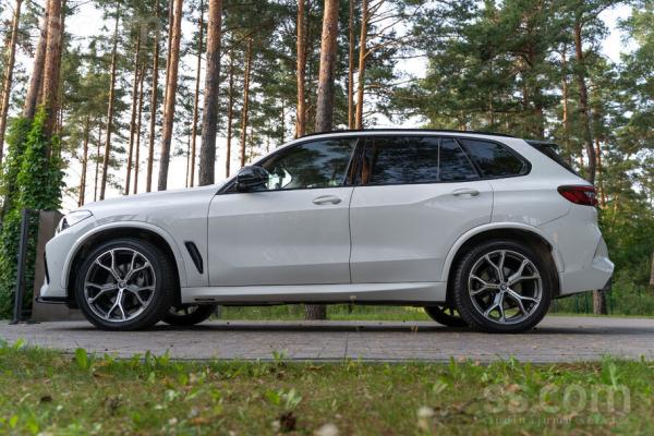 Balts BMW X5 2023 Rīga, ar dzinēja tilpumu 3.00 L un nobraukumu 62 tūkst. km par 43000 €, foto 6 vietnē AUTOMOTO.COM.LV