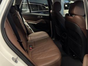 Balts BMW X5 2023 Rīga, ar dzinēja tilpumu 3.00 L un nobraukumu 43 tūkst. km par 45500 €, foto 28 vietnē AUTOMOTO.COM.LV
