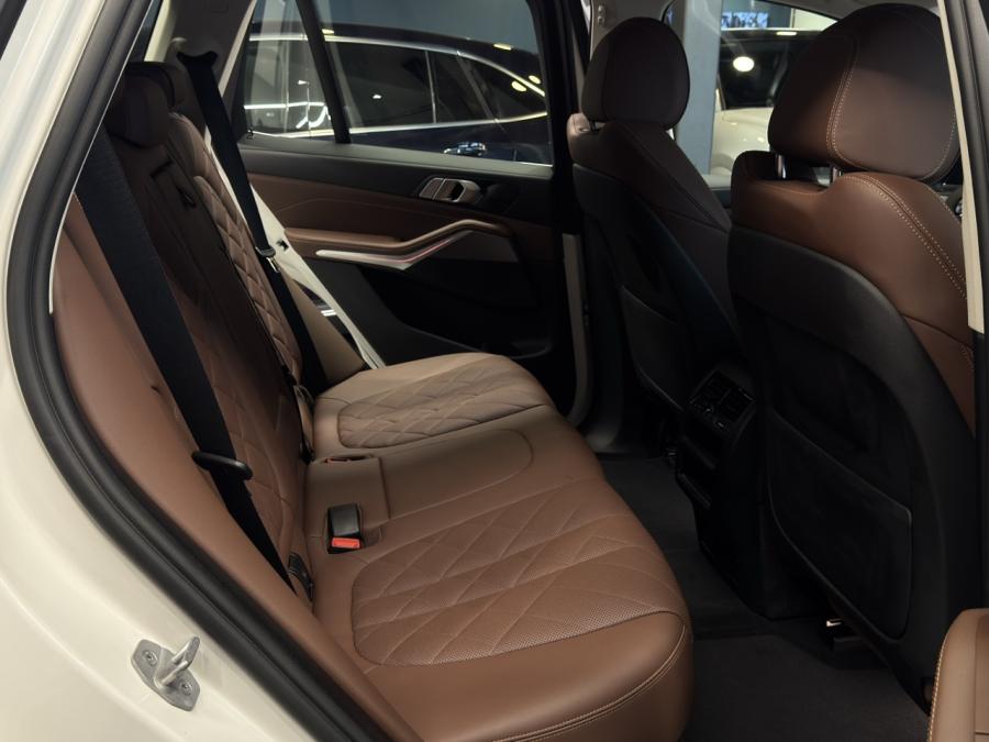 Balts BMW X5 2023 Rīga, ar dzinēja tilpumu 3.00 L un nobraukumu 43 tūkst. km par 45500 €, foto 28 vietnē AUTOMOTO.COM.LV