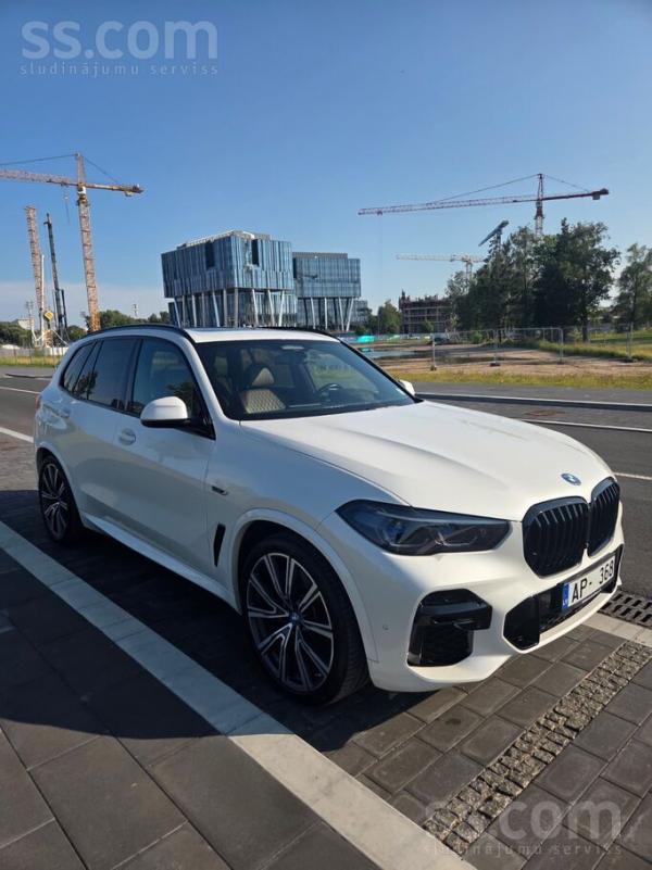 White BMW X5 2023 in Bauska, with an engine capacity of 3.00 L and mileage of 74 thousand km for 58400 €, photo 1 on AUTOMOTO.COM.LV