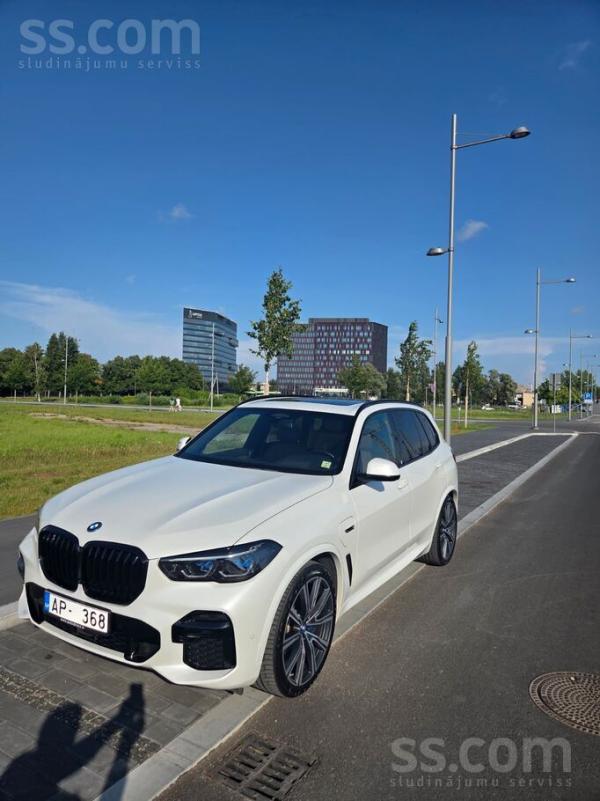 White BMW X5 2023 in Bauska, with an engine capacity of 3.00 L and mileage of 74 thousand km for 58400 €, photo 5 on AUTOMOTO.COM.LV
