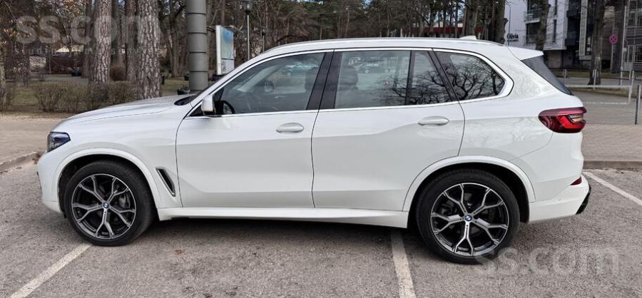 White BMW X5 2023 in Jurmala, with an engine capacity of 3.00 L and mileage of 42 thousand km for 43500 €, photo 3 on AUTOMOTO.COM.LV