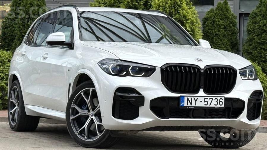 White BMW X5 2023 in Riga, with an engine capacity of 3.00 L and mileage of 41 thousand km for 59000 €, photo 1 on AUTOMOTO.COM.LV