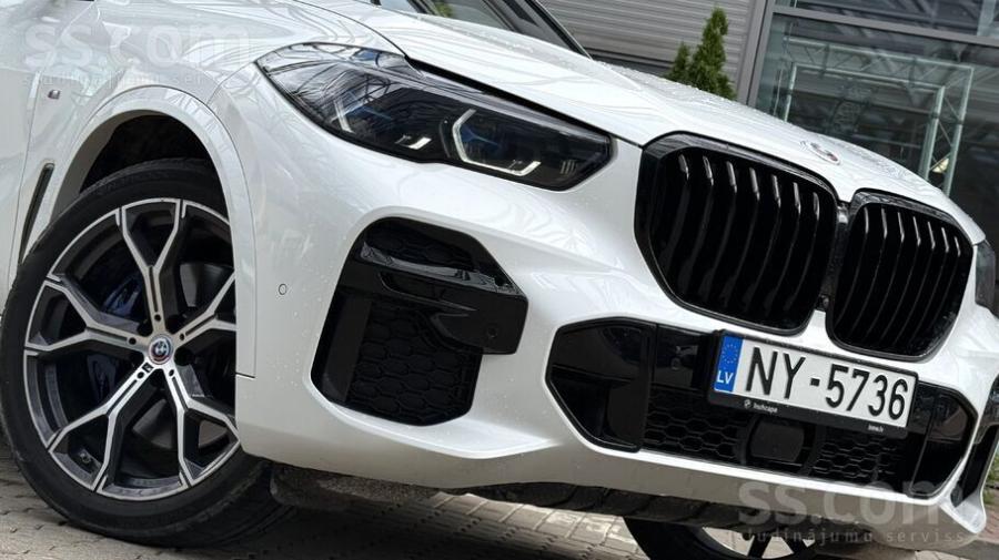 White BMW X5 2023 in Riga, with an engine capacity of 3.00 L and mileage of 41 thousand km for 59000 €, photo 3 on AUTOMOTO.COM.LV