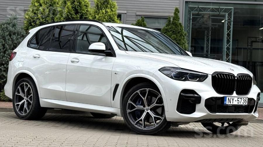 White BMW X5 2023 in Riga, with an engine capacity of 3.00 L and mileage of 41 thousand km for 59000 €, photo 5 on AUTOMOTO.COM.LV