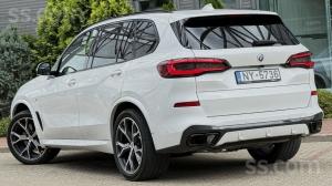 White BMW X5 2023 in Riga, with an engine capacity of 3.00 L and mileage of 41 thousand km for 59000 €, photo 6 on AUTOMOTO.COM.LV