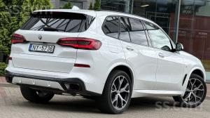 White BMW X5 2023 in Riga, with an engine capacity of 3.00 L and mileage of 41 thousand km for 59000 €, photo 7 on AUTOMOTO.COM.LV