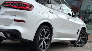White BMW X5 2023 in Riga, with an engine capacity of 3.00 L and mileage of 41 thousand km for 59000 €, photo 9 on AUTOMOTO.COM.LV