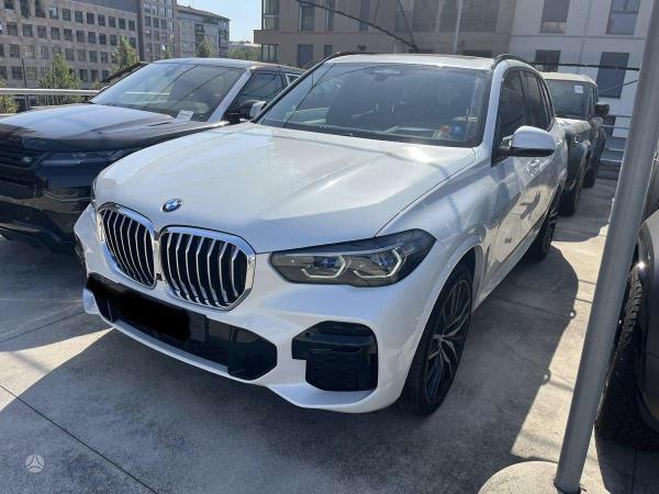 White BMW X5 2023 in Siauliai, with an engine capacity of 2.99 L and mileage of 89 thousand km for 49900 €, photo 1 on AUTOMOTO.COM.LV
