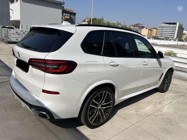 White BMW X5 2023 in Siauliai, with an engine capacity of 2.99 L and mileage of 89 thousand km for 49900 €, photo 4 on AUTOMOTO.COM.LV