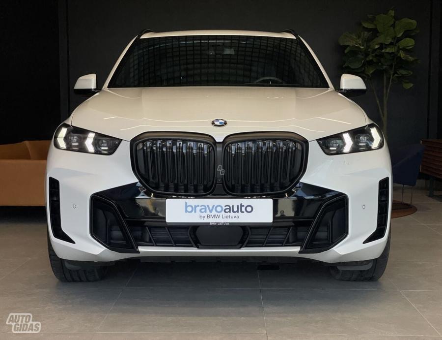 White BMW X5 2023 in Klaipeda, with an engine capacity of 3.00 L and mileage of 99 thousand km for 69991 €, photo 3 on AUTOMOTO.COM.LV