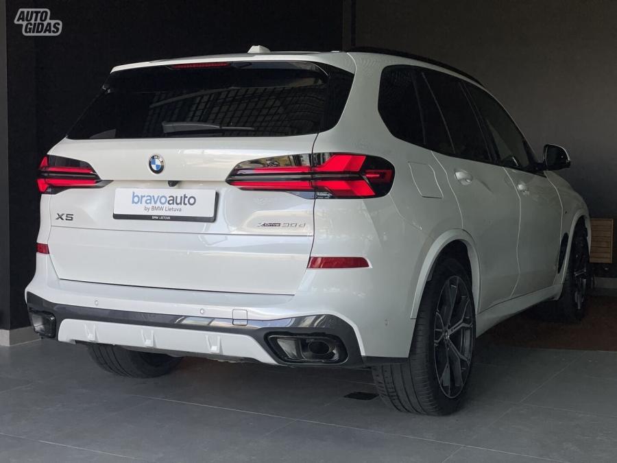 White BMW X5 2023 in Klaipeda, with an engine capacity of 3.00 L and mileage of 99 thousand km for 69991 €, photo 5 on AUTOMOTO.COM.LV