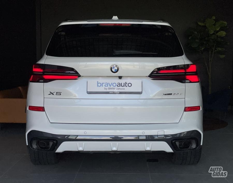 White BMW X5 2023 in Klaipeda, with an engine capacity of 3.00 L and mileage of 99 thousand km for 69991 €, photo 6 on AUTOMOTO.COM.LV