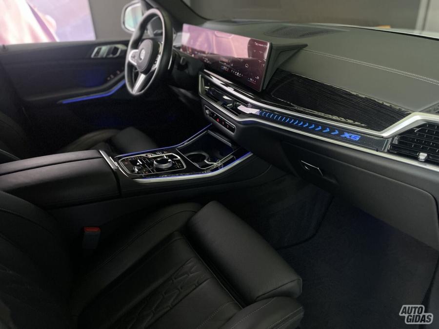 White BMW X5 2023 in Klaipeda, with an engine capacity of 3.00 L and mileage of 99 thousand km for 69991 €, photo 14 on AUTOMOTO.COM.LV