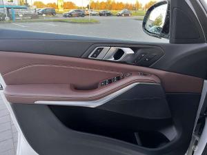 White BMW X5 2023 in Marijampole, with an engine capacity of 2.99 L and mileage of 76 thousand km for 45500 €, photo 22 on AUTOMOTO.COM.LV
