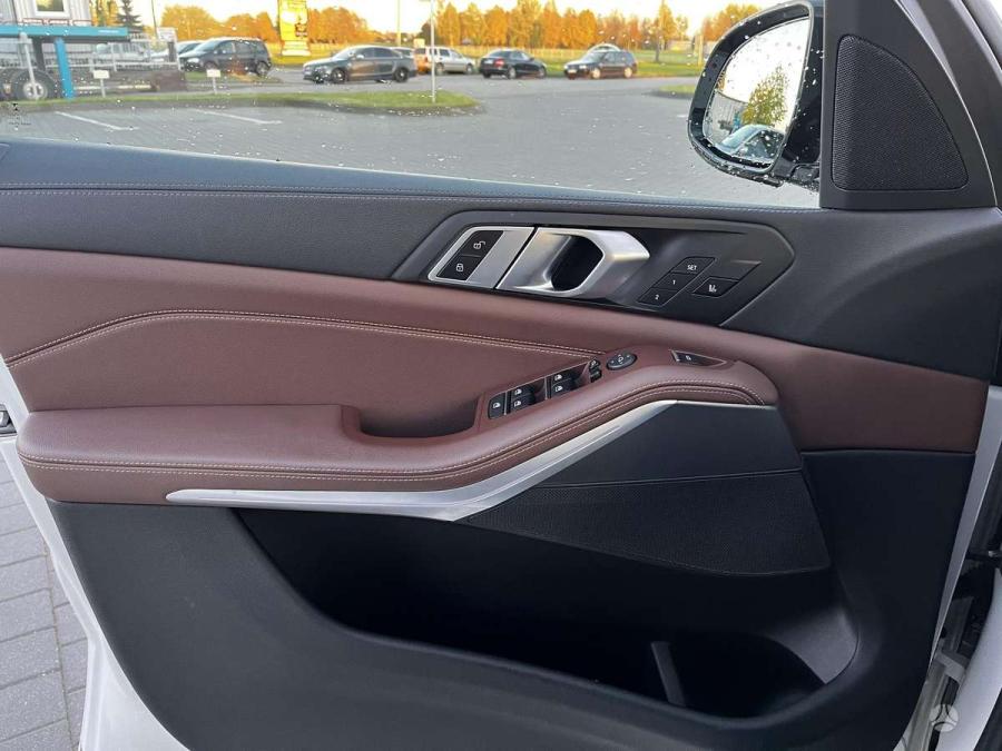 White BMW X5 2023 in Marijampole, with an engine capacity of 2.99 L and mileage of 76 thousand km for 45500 €, photo 22 on AUTOMOTO.COM.LV