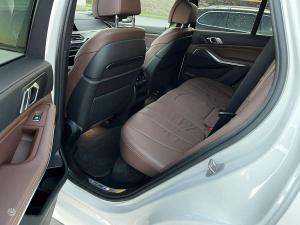 White BMW X5 2023 in Marijampole, with an engine capacity of 2.99 L and mileage of 76 thousand km for 45500 €, photo 27 on AUTOMOTO.COM.LV