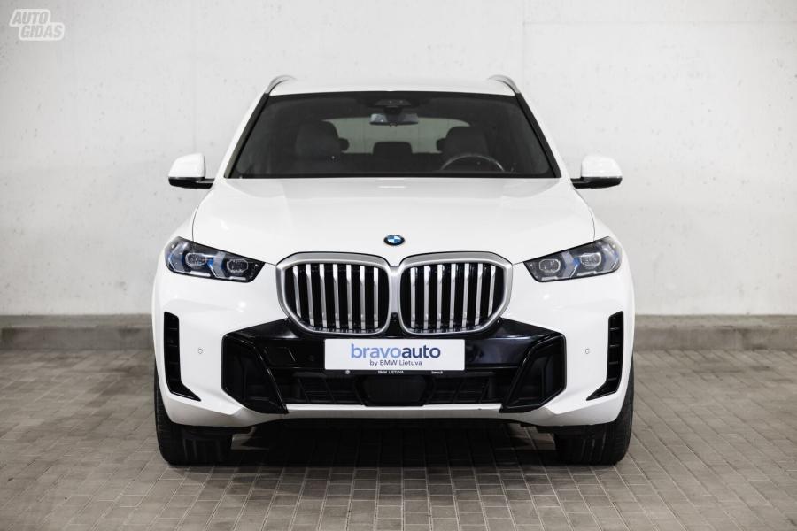 White BMW X5 2023 in Vilnius, with an engine capacity of 3.00 L and mileage of 67 thousand km for 66491 €, photo 3 on AUTOMOTO.COM.LV