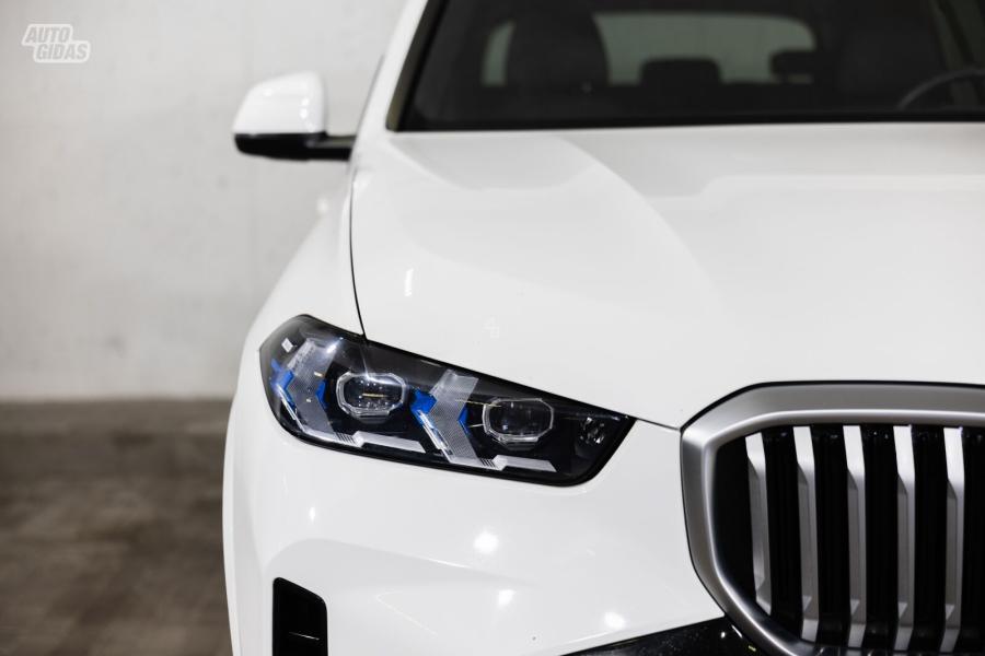 White BMW X5 2023 in Vilnius, with an engine capacity of 3.00 L and mileage of 67 thousand km for 66491 €, photo 4 on AUTOMOTO.COM.LV