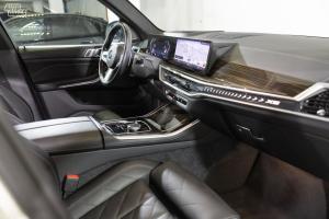 White BMW X5 2023 in Vilnius, with an engine capacity of 3.00 L and mileage of 67 thousand km for 66491 €, photo 23 on AUTOMOTO.COM.LV