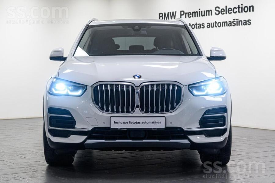 White BMW X5 2023 in Riga, with an engine capacity of 3.00 L and mileage of 68 thousand km for 39900 €, photo 4 on AUTOMOTO.COM.LV