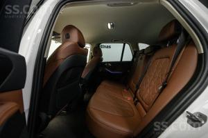 White BMW X5 2023 in Riga, with an engine capacity of 3.00 L and mileage of 68 thousand km for 39900 €, photo 9 on AUTOMOTO.COM.LV