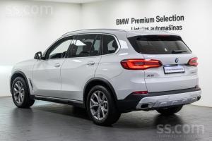 White BMW X5 2023 in Riga, with an engine capacity of 3.00 L and mileage of 68 thousand km for 39900 €, photo 15 on AUTOMOTO.COM.LV
