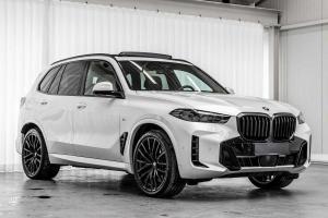White BMW X5 2025 in Tukums, with an engine capacity of 0.00 L and mileage of 34 thousand km for 75990 €, photo 3 on AUTOMOTO.COM.LV