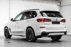 White BMW X5 2025 in Tukums, with an engine capacity of 0.00 L and mileage of 34 thousand km for 75990 €, photo 5 on AUTOMOTO.COM.LV