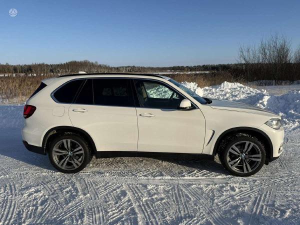 White BMW X5 2014 in Siauliai, with an engine capacity of 2.00 L and mileage of 232 thousand km for 17950 €, photo 9 on AUTOMOTO.COM.LV