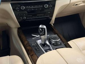 White BMW X5 2015 in Klaipeda, with an engine capacity of 0.00 L and mileage of 145 thousand km for 17950 €, photo 10 on AUTOMOTO.COM.LV
