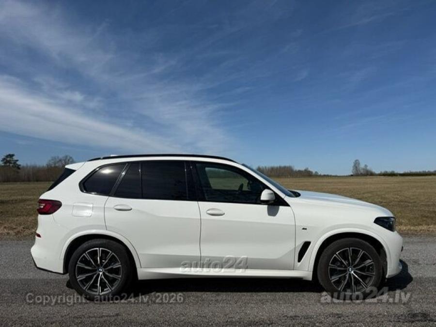 White BMW X5 2022 in Tallinn, with an engine capacity of 0.00 L and mileage of 126 thousand km for 55000 €, photo 5 on AUTOMOTO.COM.LV