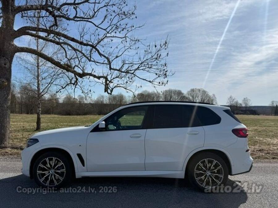White BMW X5 2022 in Tallinn, with an engine capacity of 0.00 L and mileage of 126 thousand km for 55000 €, photo 6 on AUTOMOTO.COM.LV