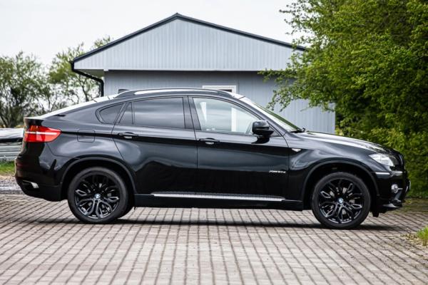 Black BMW X6 2009 in Riga, with an engine capacity of 3.00 L and mileage of 319 thousand km for 11490 €, photo 2 on AUTOMOTO.COM.LV