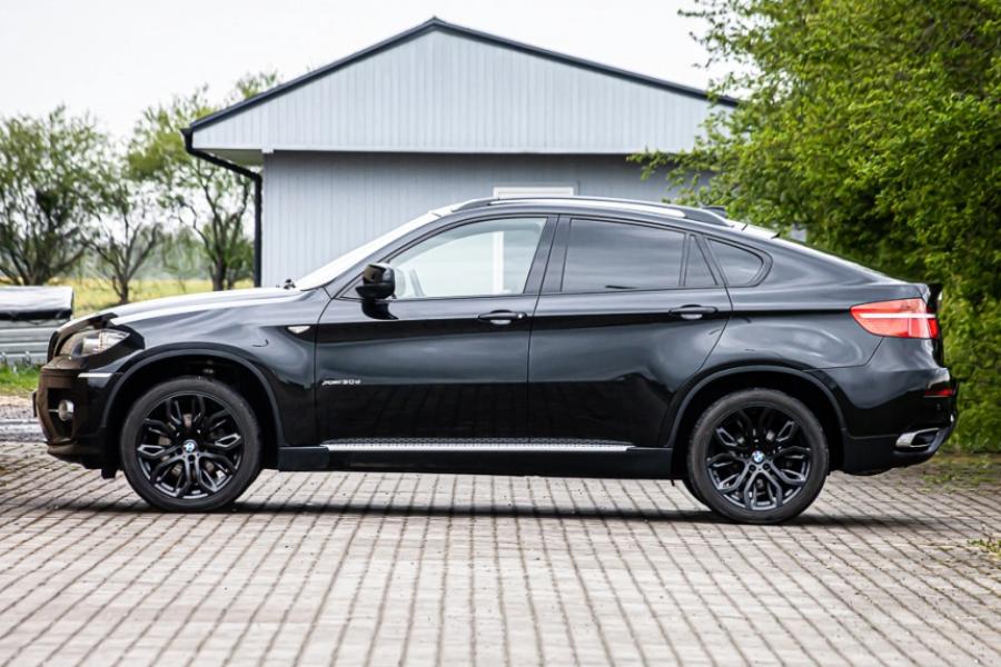 Black BMW X6 2009 in Riga, with an engine capacity of 3.00 L and mileage of 319 thousand km for 11490 €, photo 6 on AUTOMOTO.COM.LV