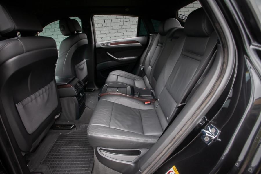 Black BMW X6 2009 in Riga, with an engine capacity of 3.00 L and mileage of 319 thousand km for 11490 €, photo 13 on AUTOMOTO.COM.LV