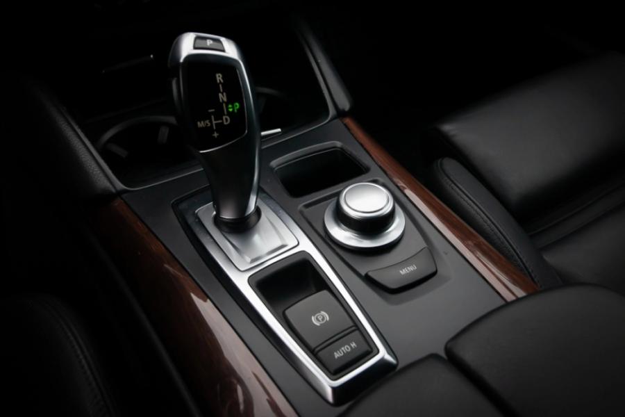 Black BMW X6 2009 in Riga, with an engine capacity of 3.00 L and mileage of 319 thousand km for 11490 €, photo 29 on AUTOMOTO.COM.LV