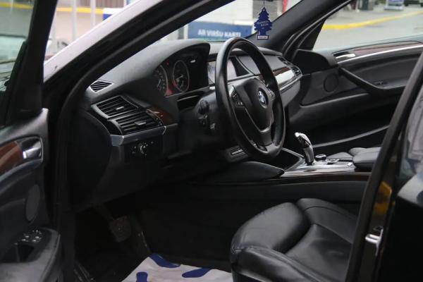 Black BMW X6 2011 in Riga, with an engine capacity of 3.00 L and mileage of 265 thousand km for 12790 €, photo 7 on AUTOMOTO.COM.LV