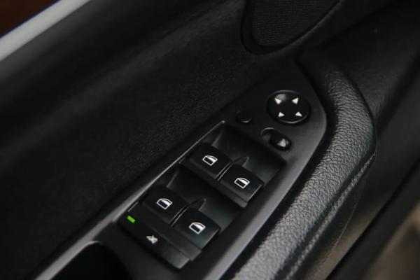 Black BMW X6 2011 in Riga, with an engine capacity of 3.00 L and mileage of 265 thousand km for 12790 €, photo 8 on AUTOMOTO.COM.LV