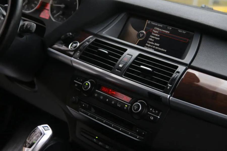 Black BMW X6 2011 in Riga, with an engine capacity of 3.00 L and mileage of 265 thousand km for 12790 €, photo 15 on AUTOMOTO.COM.LV