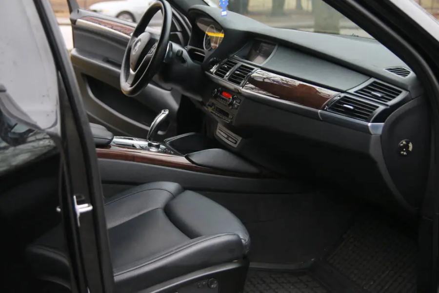 Black BMW X6 2011 in Riga, with an engine capacity of 3.00 L and mileage of 265 thousand km for 12790 €, photo 17 on AUTOMOTO.COM.LV