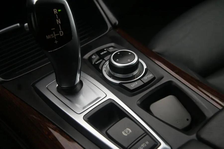 Black BMW X6 2011 in Riga, with an engine capacity of 3.00 L and mileage of 265 thousand km for 12790 €, photo 30 on AUTOMOTO.COM.LV