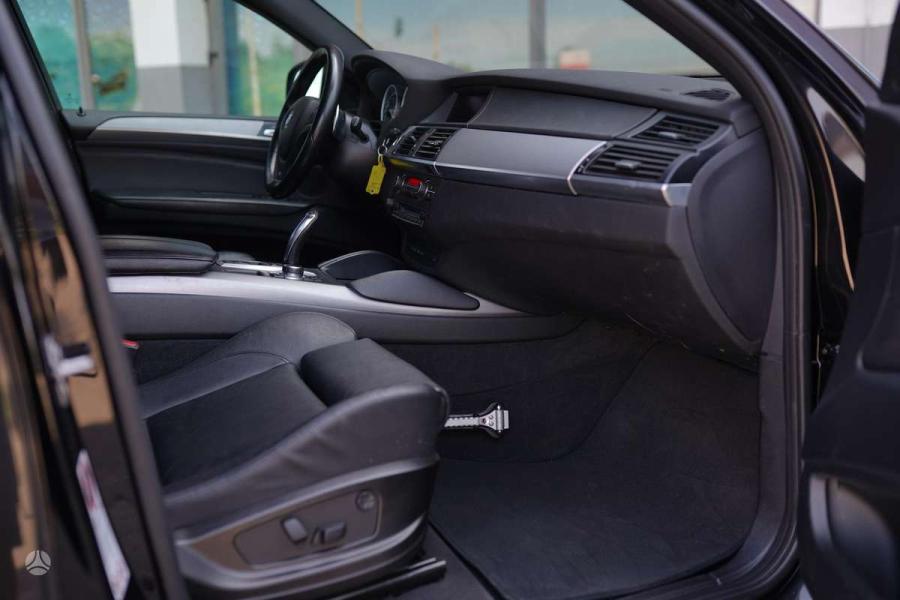 Black BMW X6 2013 in Vilnius, with an engine capacity of 2.99 L and mileage of 340 thousand km for 15250 €, photo 15 on AUTOMOTO.COM.LV