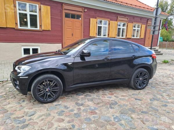 BMW X6 2013 in Jelgava on AUTOMOTO.COM.LV Black BMW X6 2013 in Jelgava, with an engine capacity of 3.00 L and mileage of 228 thousand km for 17600 €, photo 3 on AUTOMOTO.COM.LV