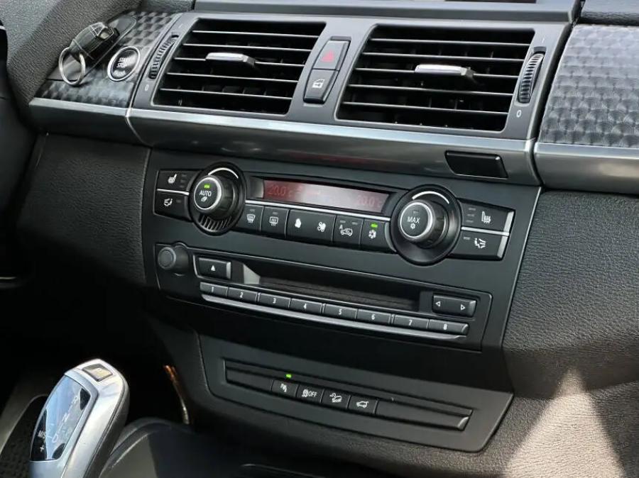 Black BMW X6 2014 in Riga, with an engine capacity of 3.00 L and mileage of 256 thousand km for 17300 €, photo 9 on AUTOMOTO.COM.LV