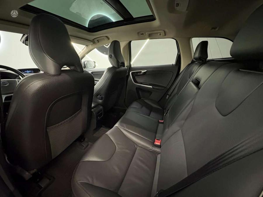 Black BMW X6 2015 in Marijampole, with an engine capacity of 2.99 L and mileage of 175 thousand km for 23450 €, photo 4 on AUTOMOTO.COM.LV