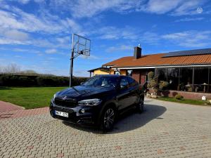 Black BMW X6 2016 in Kretinga, with an engine capacity of 2.99 L and mileage of 271 thousand km for 20600 €, photo 16 on AUTOMOTO.COM.LV