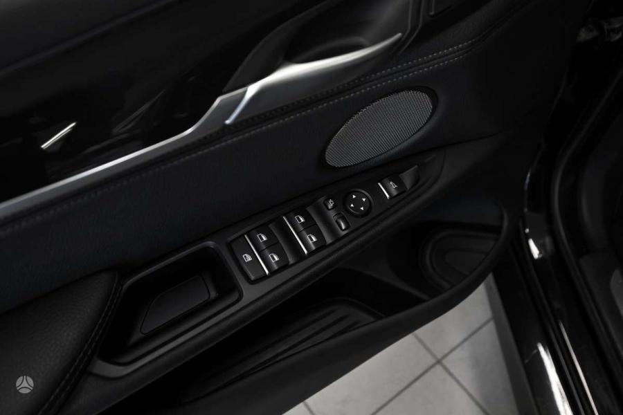 Black BMW X6 2019 in Tukums, with an engine capacity of 2.99 L and mileage of 233 thousand km for 25990 €, photo 22 on AUTOMOTO.COM.LV