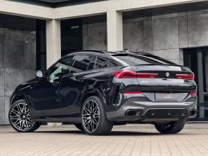 Black BMW X6 2020 in Riga, with an engine capacity of 3.00 L and mileage of 92 thousand km for 55900 €, photo 3 on AUTOMOTO.COM.LV